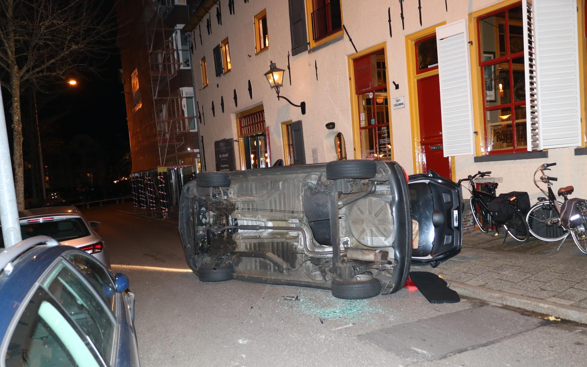 Bestuurder crasht auto voor de deur van café de Sleutel in Groningen en ... Bestuurder crasht auto voor de deur van café de Sleutel in Groningen en ...